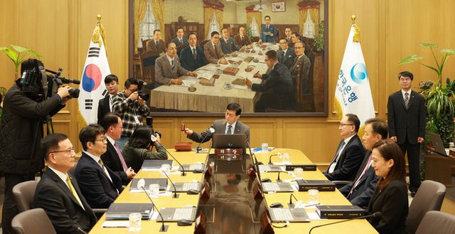 '환율·집값'에 발 묶인 한은…5회 연속 금리 동결 전망 우세
