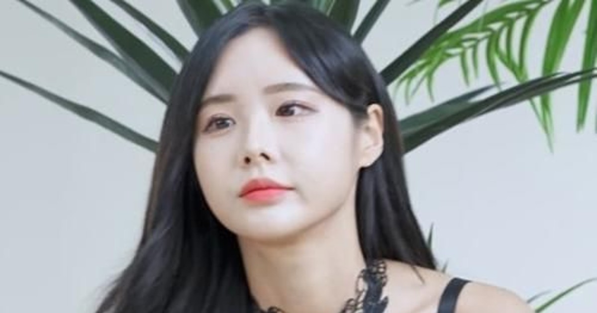 검스 신고 침대에 앉아있는 포켓걸스 하빈