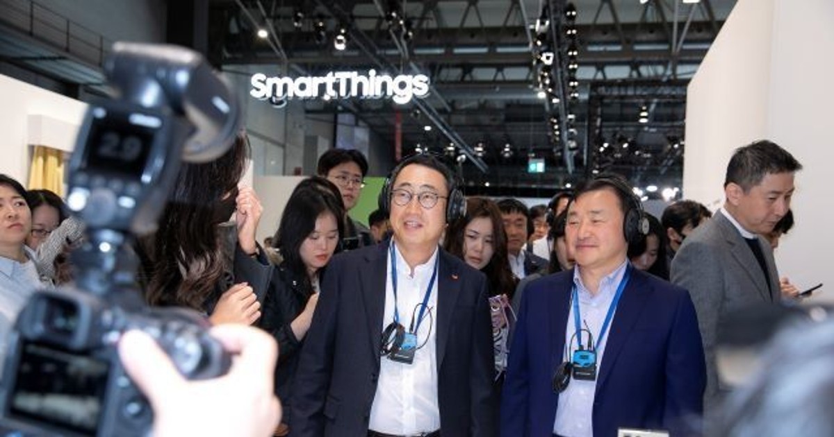 MWC서 삼성 노태문 만난 SKT 유영상…"AI·XR 협력 가능"