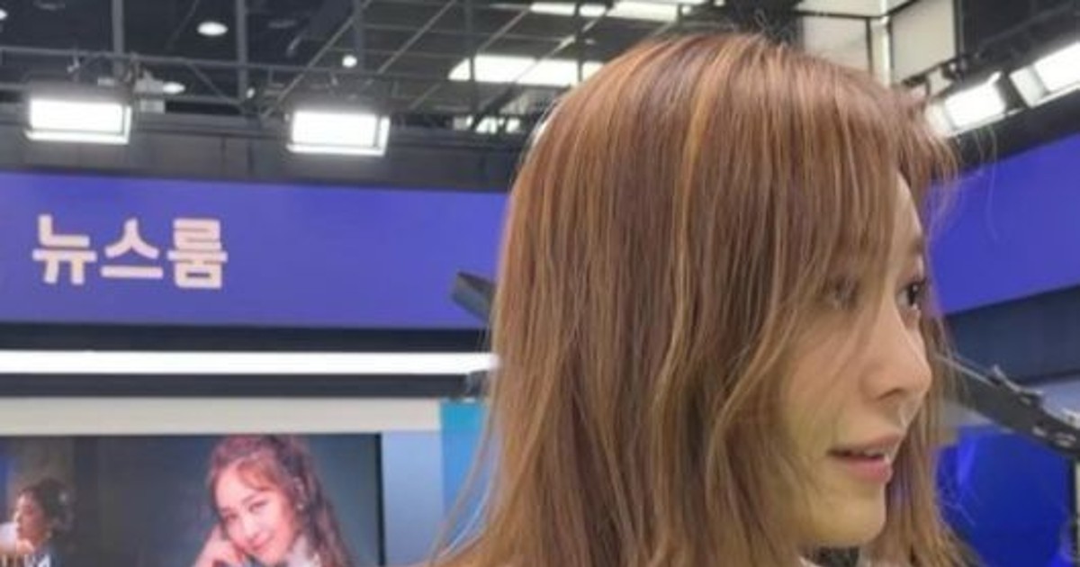 옥주현, JTBC 뉴스룸에 무슨일로? 핫핑크색 하이힐과 쭉뻗은 각선미 눈길...김소향 "다리 보험 들자"