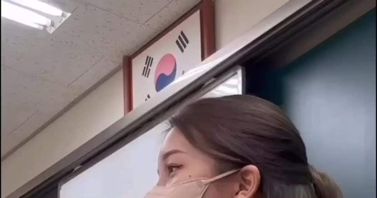 아이들 앞에서 처음으로 마스크 벗고 얼굴 보여준 선생님 Mp4