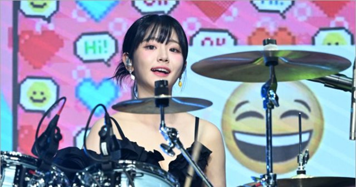 [MD포토] QWER 쵸단 '미소 드럼 연주'