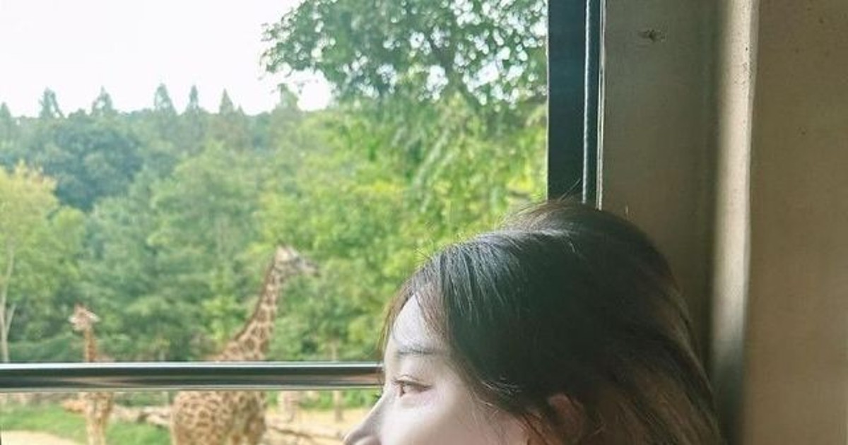 사색에 잠긴 여사친룩
