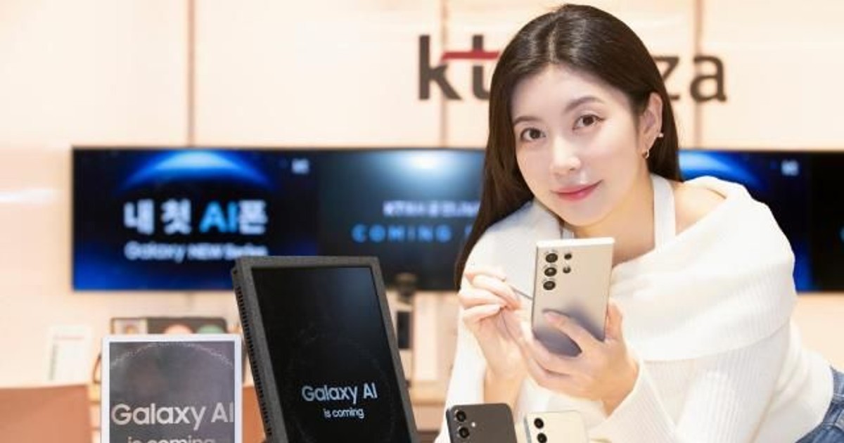 KT, 갤럭시 S24 시리즈 사전 예약 행사...이강인 소속팀 친필사인 유니폼 증정