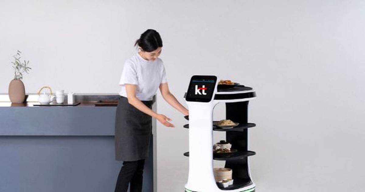 KT, 침수피해 서천 참다루 식당 'AI 서빙로봇' 2대 무상지원